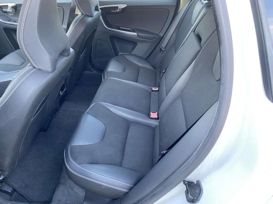 White Volvo XC60 2012 in Panevezys, with an engine capacity of 1.98 L and mileage of 300 thousand km for 6200 €, photo 10 on AUTOMOTO.COM.LV