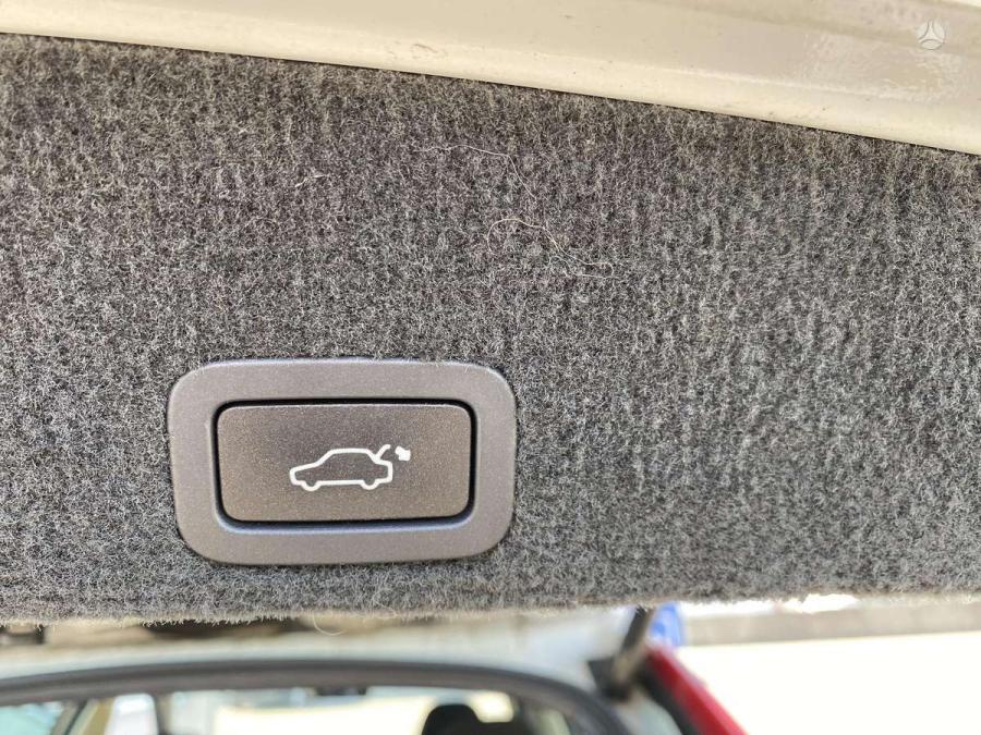White Volvo XC60 2012 in Panevezys, with an engine capacity of 1.98 L and mileage of 300 thousand km for 6200 €, photo 11 on AUTOMOTO.COM.LV