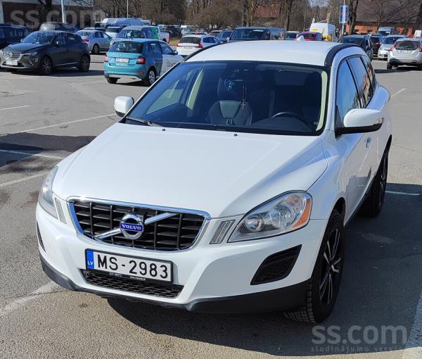 Balts Volvo XC60 2012 Rīga, ar dzinēja tilpumu 2.00 L un nobraukumu 283 tūkst. km par 7500 €, foto 1 vietnē AUTOMOTO.COM.LV