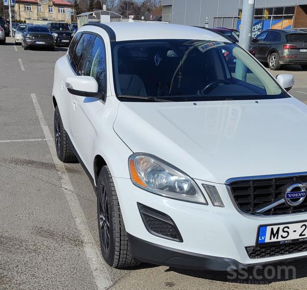 Balts Volvo XC60 2012 Rīga, ar dzinēja tilpumu 2.00 L un nobraukumu 283 tūkst. km par 7500 €, foto 2 vietnē AUTOMOTO.COM.LV