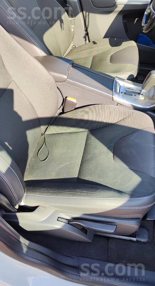 Balts Volvo XC60 2012 Rīga, ar dzinēja tilpumu 2.00 L un nobraukumu 283 tūkst. km par 7500 €, foto 4 vietnē AUTOMOTO.COM.LV