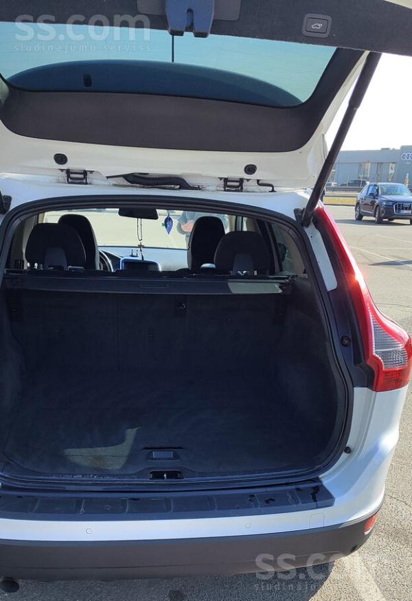Balts Volvo XC60 2012 Rīga, ar dzinēja tilpumu 2.00 L un nobraukumu 283 tūkst. km par 7500 €, foto 5 vietnē AUTOMOTO.COM.LV