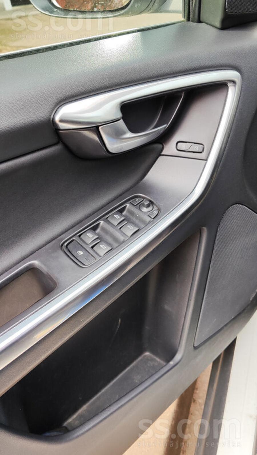 Balts Volvo XC60 2012 Rīga, ar dzinēja tilpumu 2.00 L un nobraukumu 283 tūkst. km par 7500 €, foto 13 vietnē AUTOMOTO.COM.LV