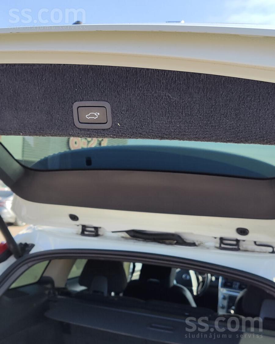 Balts Volvo XC60 2012 Rīga, ar dzinēja tilpumu 2.00 L un nobraukumu 283 tūkst. km par 7500 €, foto 16 vietnē AUTOMOTO.COM.LV