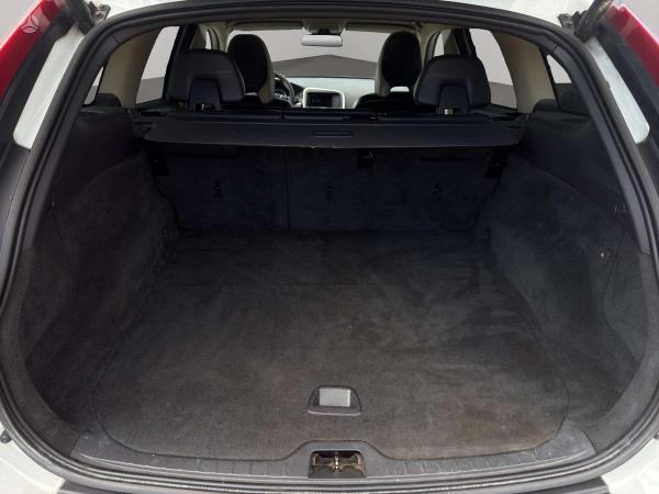 White Volvo XC60 2012 in Kaunas, with an engine capacity of 2.00 L and mileage of 396 thousand km for 6299 €, photo 10 on AUTOMOTO.COM.LV