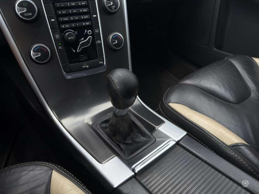 Balts Volvo XC60 2012 Kauņa, ar dzinēja tilpumu 2.00 L un nobraukumu 396 tūkst. km par 6299 €, foto 16 vietnē AUTOMOTO.COM.LV