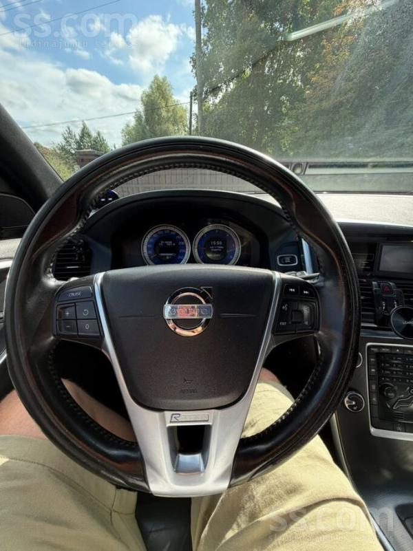 White Volvo XC60 2012 in Saldus, with an engine capacity of 2.00 L and mileage of 314 thousand km for 9200 €, photo 8 on AUTOMOTO.COM.LV