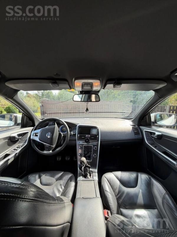 White Volvo XC60 2012 in Saldus, with an engine capacity of 2.00 L and mileage of 314 thousand km for 9200 €, photo 11 on AUTOMOTO.COM.LV