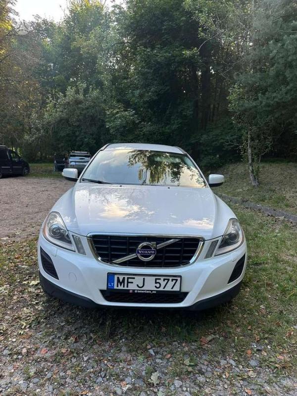 White Volvo XC60 2012 in Vilnius, with an engine capacity of 1.98 L and mileage of 282 thousand km for 8500 €, photo 3 on AUTOMOTO.COM.LV