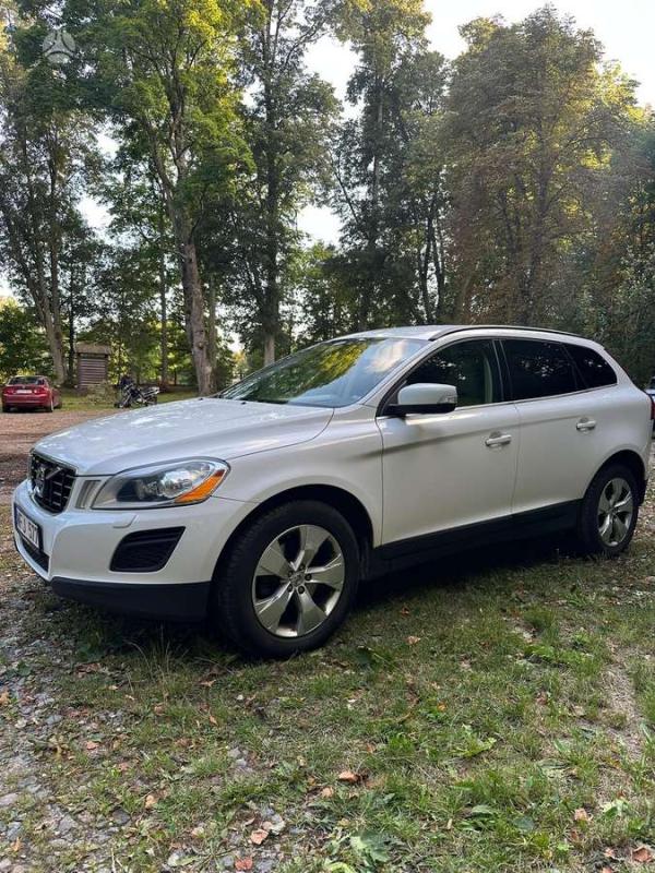 White Volvo XC60 2012 in Vilnius, with an engine capacity of 1.98 L and mileage of 282 thousand km for 8500 €, photo 4 on AUTOMOTO.COM.LV
