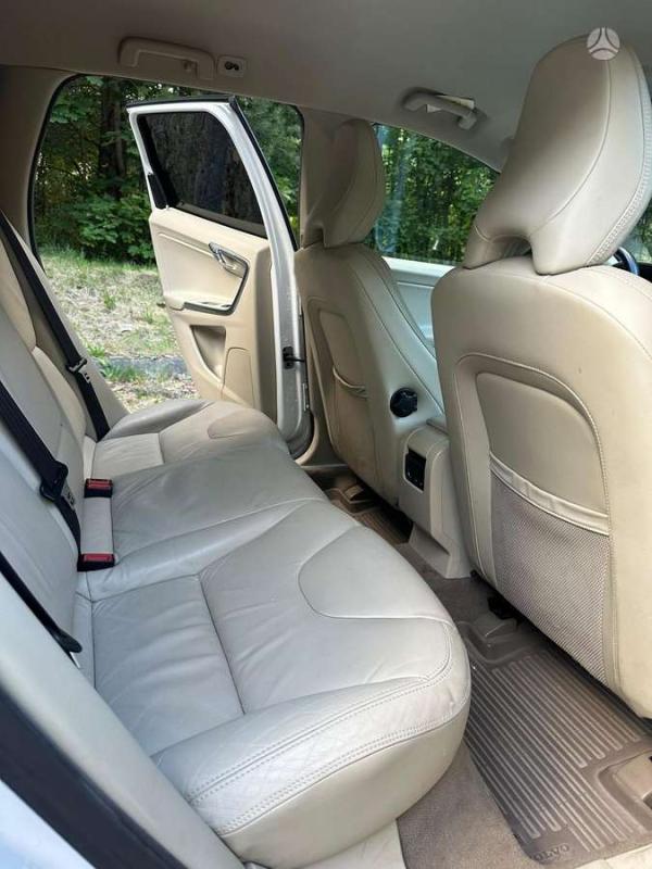 White Volvo XC60 2012 in Vilnius, with an engine capacity of 1.98 L and mileage of 282 thousand km for 8500 €, photo 6 on AUTOMOTO.COM.LV