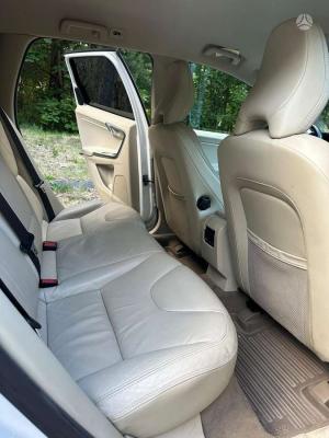 Balts Volvo XC60 2012 Viļņa, ar dzinēja tilpumu 1.98 L un nobraukumu 282 tūkst. km par 8500 €, foto 6 vietnē AUTOMOTO.COM.LV