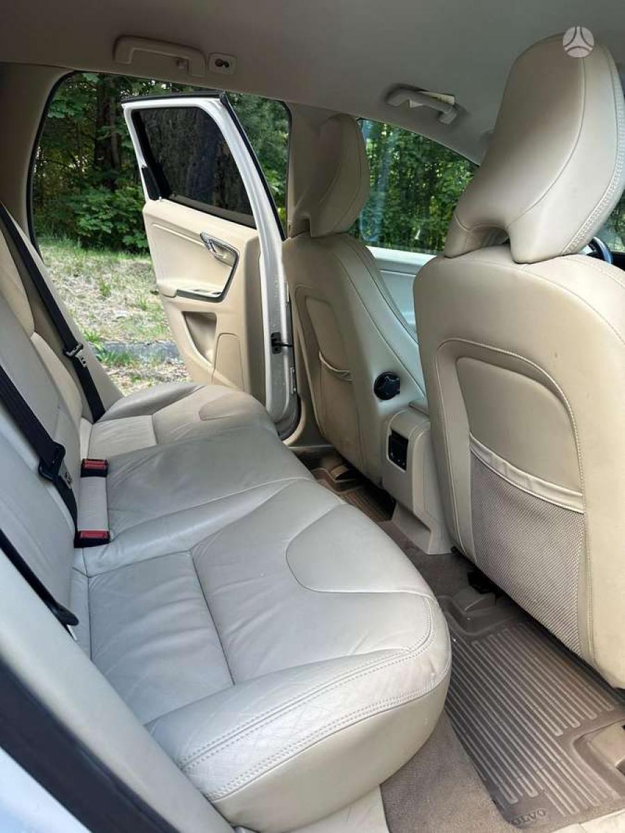 Balts Volvo XC60 2012 Viļņa, ar dzinēja tilpumu 1.98 L un nobraukumu 282 tūkst. km par 8500 €, foto 6 vietnē AUTOMOTO.COM.LV
