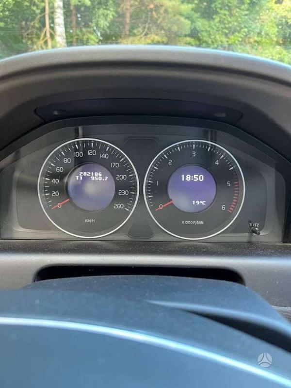 White Volvo XC60 2012 in Vilnius, with an engine capacity of 1.98 L and mileage of 282 thousand km for 8500 €, photo 8 on AUTOMOTO.COM.LV