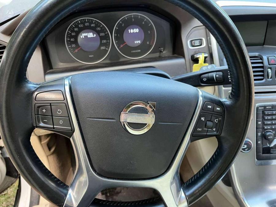 Balts Volvo XC60 2012 Viļņa, ar dzinēja tilpumu 1.98 L un nobraukumu 282 tūkst. km par 8500 €, foto 9 vietnē AUTOMOTO.COM.LV