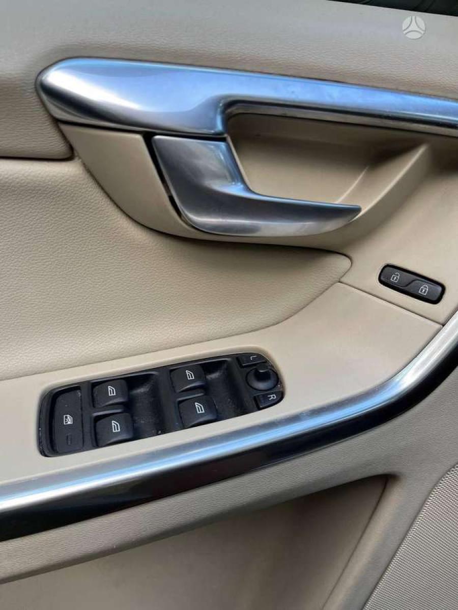 Balts Volvo XC60 2012 Viļņa, ar dzinēja tilpumu 1.98 L un nobraukumu 282 tūkst. km par 8500 €, foto 10 vietnē AUTOMOTO.COM.LV