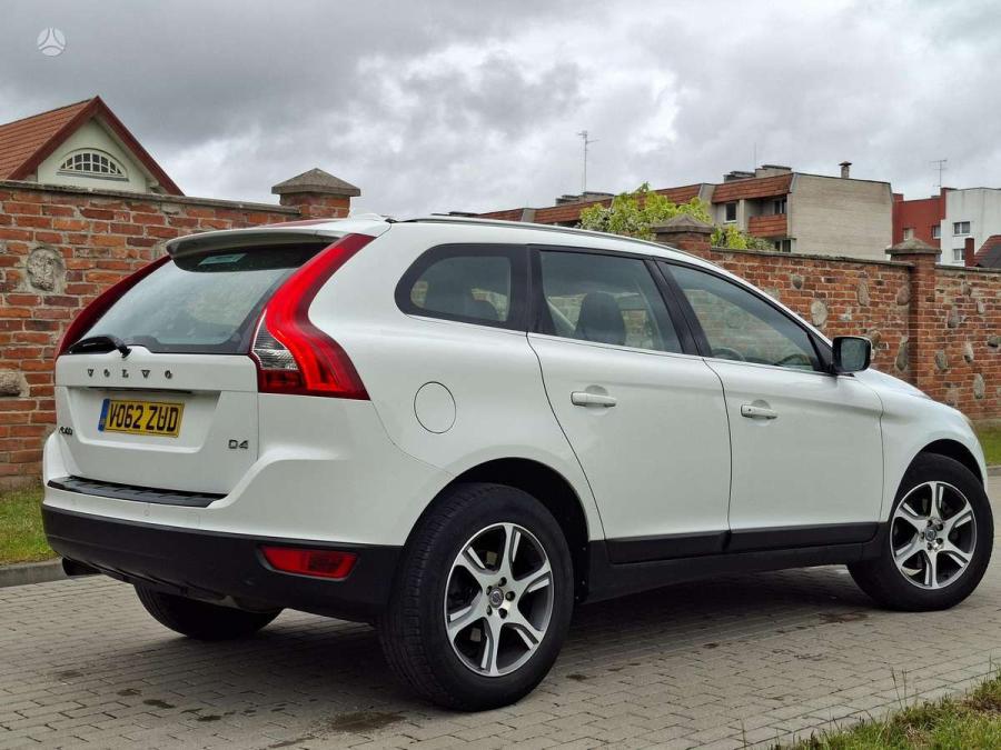 White Volvo XC60 2012 in Silute, with an engine capacity of 1.98 L and mileage of 174 thousand km for 2800 €, photo 5 on AUTOMOTO.COM.LV