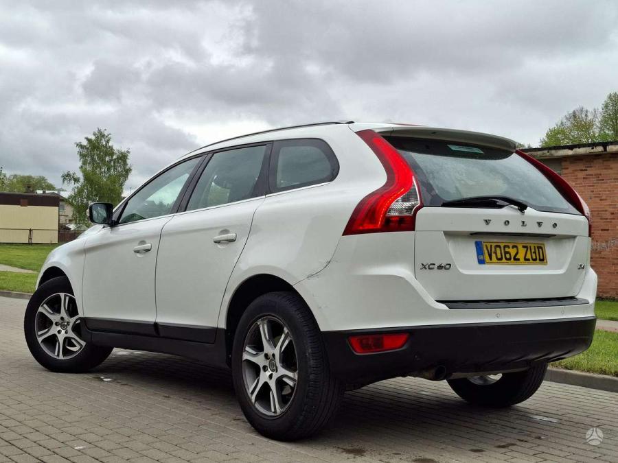 White Volvo XC60 2012 in Silute, with an engine capacity of 1.98 L and mileage of 174 thousand km for 2800 €, photo 6 on AUTOMOTO.COM.LV