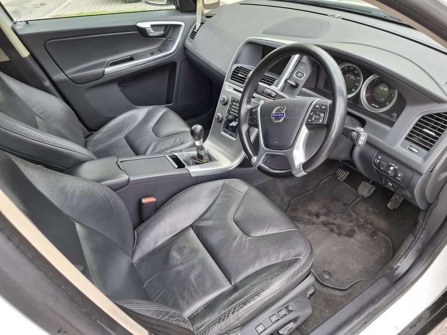White Volvo XC60 2012 in Silute, with an engine capacity of 1.98 L and mileage of 174 thousand km for 2800 €, photo 8 on AUTOMOTO.COM.LV