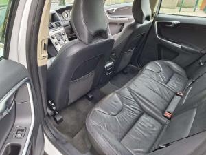 White Volvo XC60 2012 in Silute, with an engine capacity of 1.98 L and mileage of 174 thousand km for 2800 €, photo 10 on AUTOMOTO.COM.LV