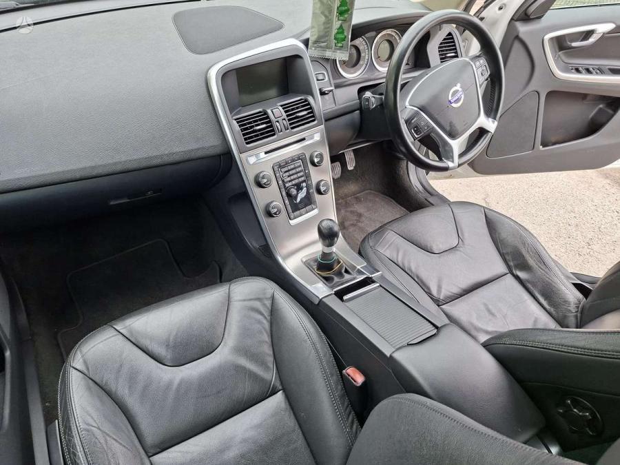White Volvo XC60 2012 in Silute, with an engine capacity of 1.98 L and mileage of 174 thousand km for 2800 €, photo 11 on AUTOMOTO.COM.LV