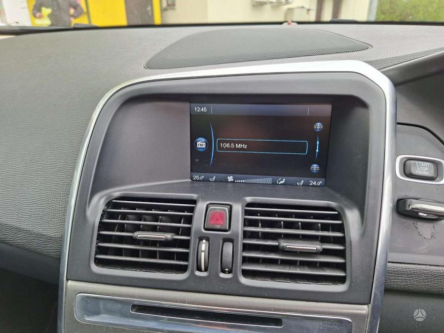 White Volvo XC60 2012 in Silute, with an engine capacity of 1.98 L and mileage of 174 thousand km for 2800 €, photo 12 on AUTOMOTO.COM.LV