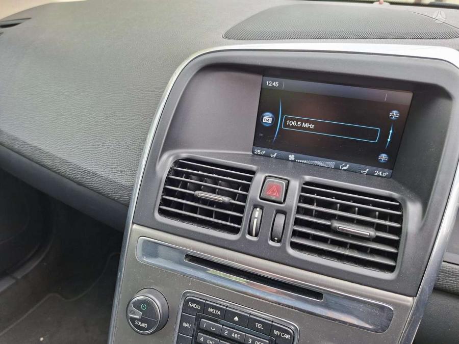 White Volvo XC60 2012 in Silute, with an engine capacity of 1.98 L and mileage of 174 thousand km for 2800 €, photo 13 on AUTOMOTO.COM.LV