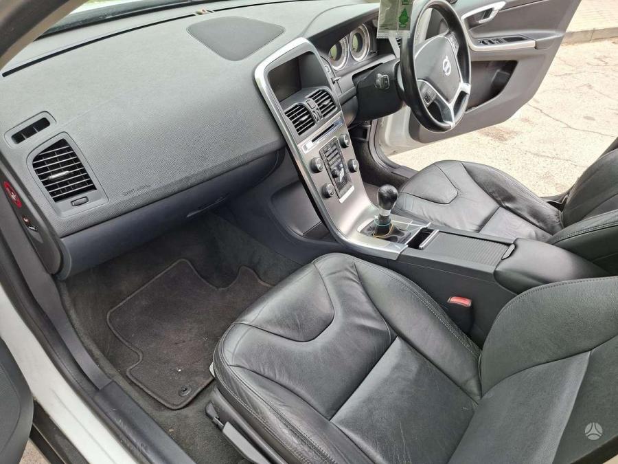 White Volvo XC60 2012 in Silute, with an engine capacity of 1.98 L and mileage of 174 thousand km for 2800 €, photo 15 on AUTOMOTO.COM.LV