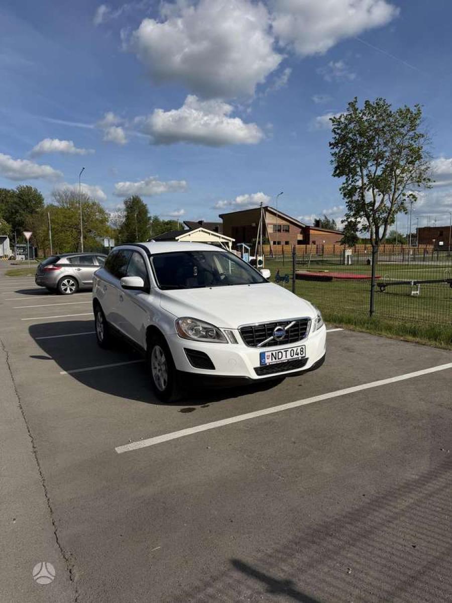 White Volvo XC60 2012 in Siauliai, with an engine capacity of 2.40 L and mileage of 254 thousand km for 9300 €, photo 3 on AUTOMOTO.COM.LV