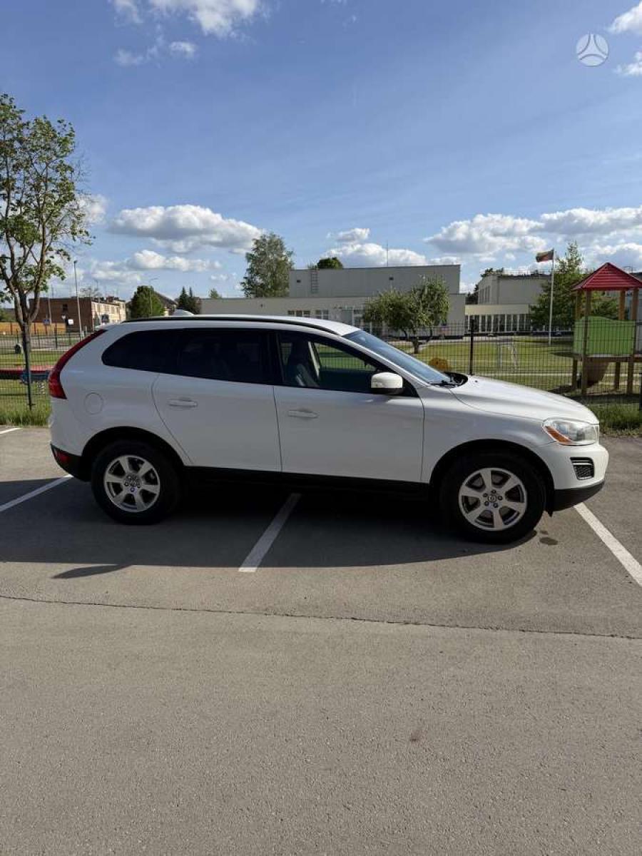 White Volvo XC60 2012 in Siauliai, with an engine capacity of 2.40 L and mileage of 254 thousand km for 9300 €, photo 4 on AUTOMOTO.COM.LV