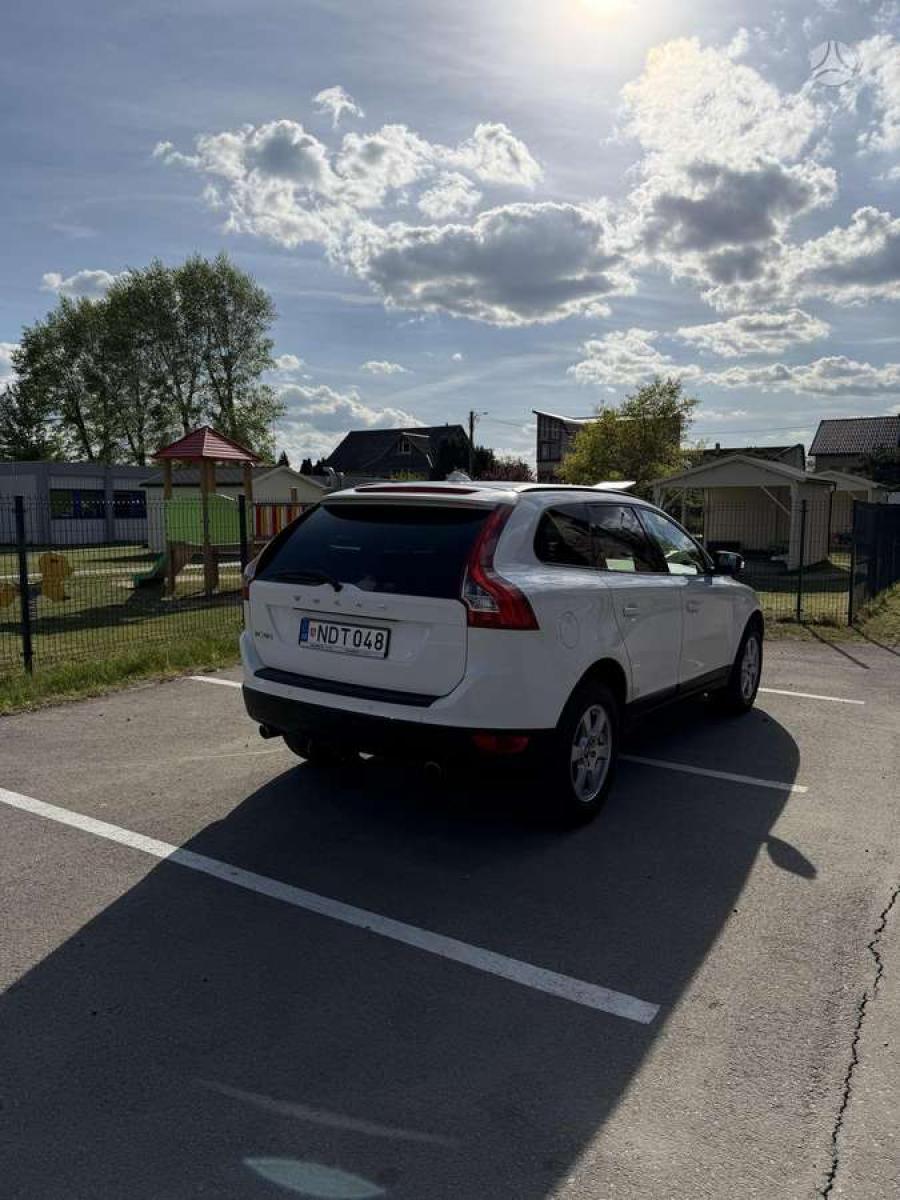 White Volvo XC60 2012 in Siauliai, with an engine capacity of 2.40 L and mileage of 254 thousand km for 9300 €, photo 5 on AUTOMOTO.COM.LV