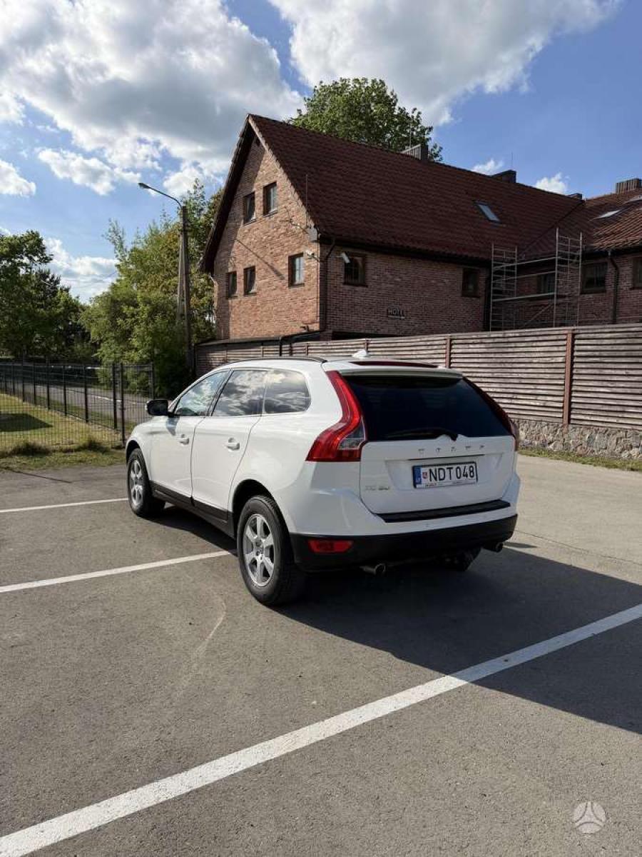 White Volvo XC60 2012 in Siauliai, with an engine capacity of 2.40 L and mileage of 254 thousand km for 9300 €, photo 6 on AUTOMOTO.COM.LV