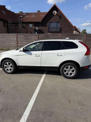 White Volvo XC60 2012 in Siauliai, with an engine capacity of 2.40 L and mileage of 254 thousand km for 9300 €, photo 7 on AUTOMOTO.COM.LV