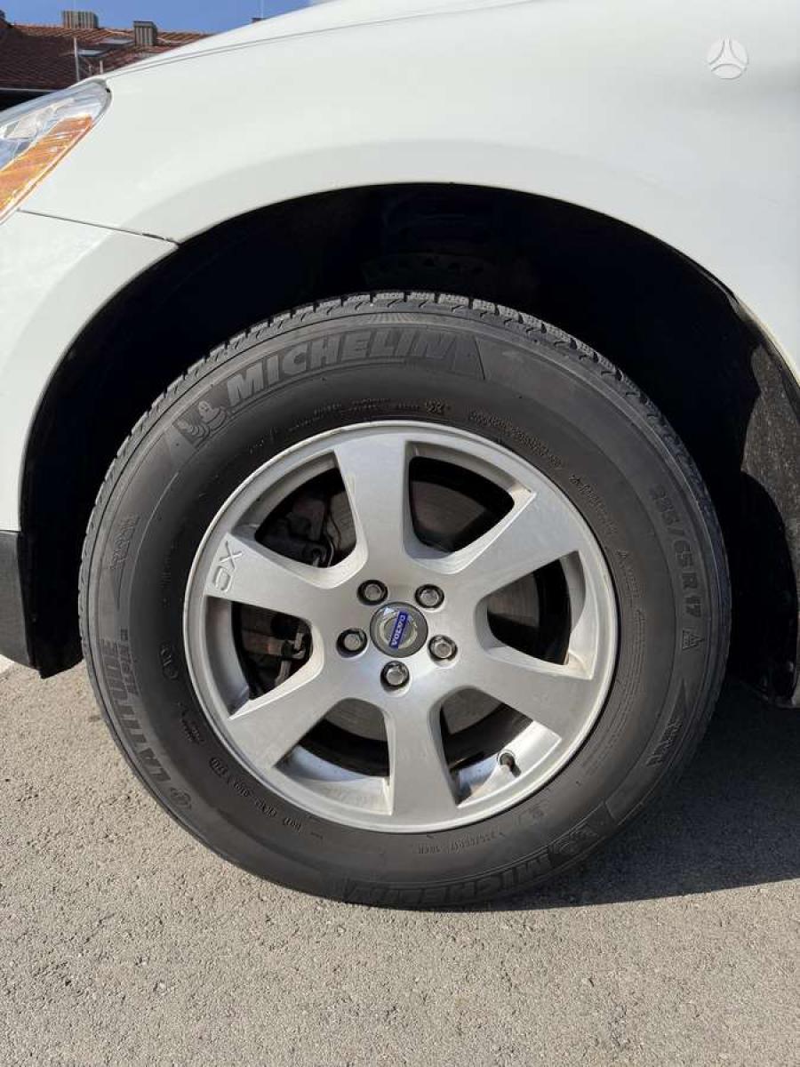 White Volvo XC60 2012 in Siauliai, with an engine capacity of 2.40 L and mileage of 254 thousand km for 9300 €, photo 8 on AUTOMOTO.COM.LV