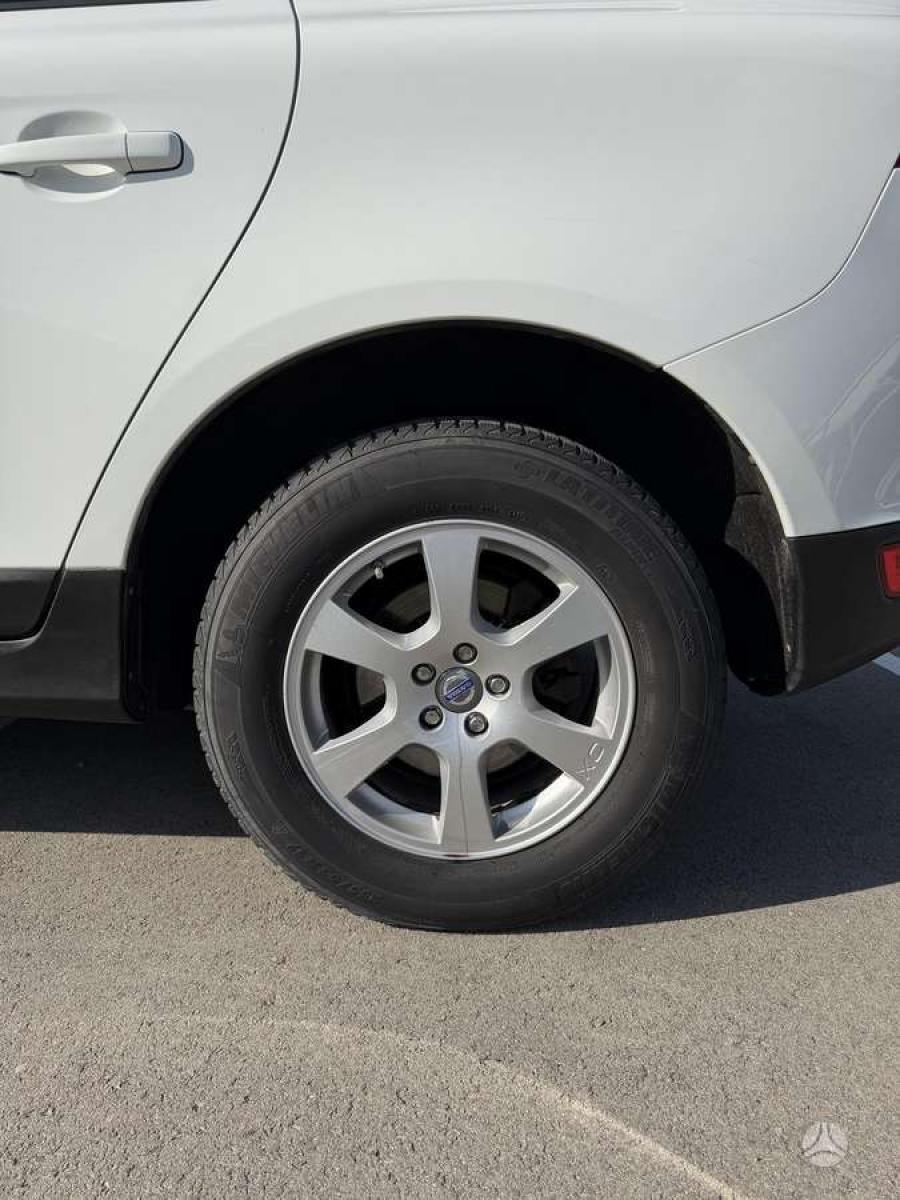 White Volvo XC60 2012 in Siauliai, with an engine capacity of 2.40 L and mileage of 254 thousand km for 9300 €, photo 9 on AUTOMOTO.COM.LV