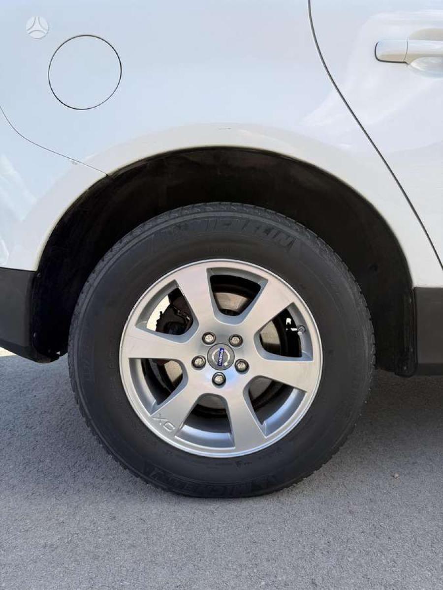White Volvo XC60 2012 in Siauliai, with an engine capacity of 2.40 L and mileage of 254 thousand km for 9300 €, photo 10 on AUTOMOTO.COM.LV