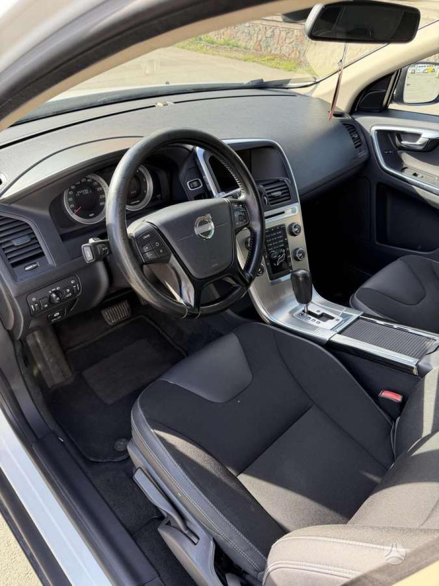 White Volvo XC60 2012 in Siauliai, with an engine capacity of 2.40 L and mileage of 254 thousand km for 9300 €, photo 12 on AUTOMOTO.COM.LV