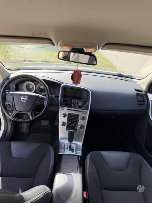White Volvo XC60 2012 in Siauliai, with an engine capacity of 2.40 L and mileage of 254 thousand km for 9300 €, photo 13 on AUTOMOTO.COM.LV