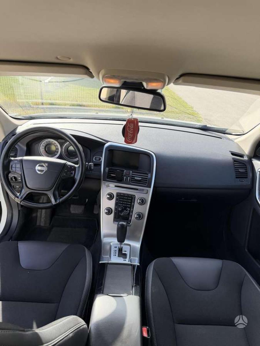 White Volvo XC60 2012 in Siauliai, with an engine capacity of 2.40 L and mileage of 254 thousand km for 9300 €, photo 13 on AUTOMOTO.COM.LV