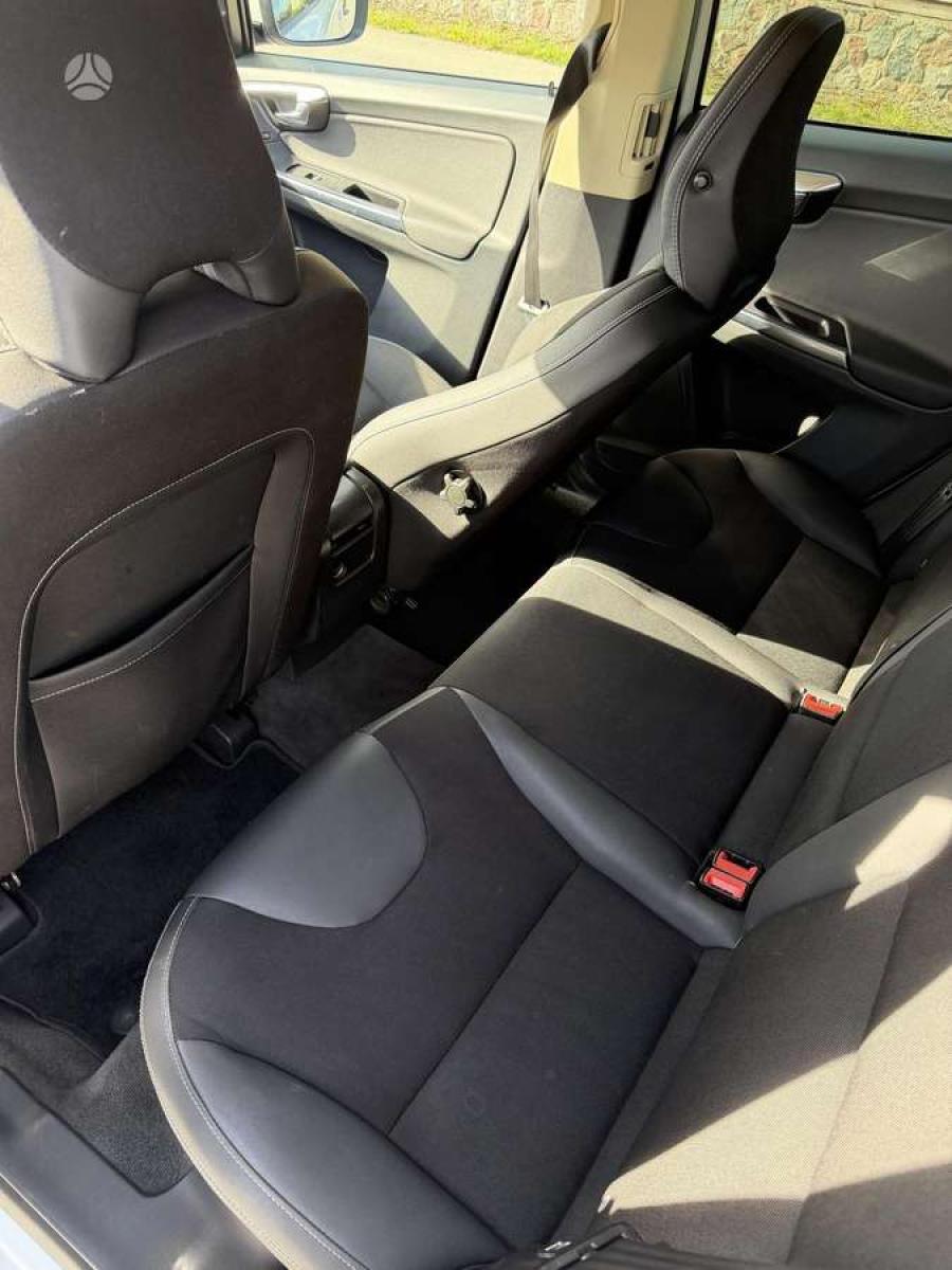 White Volvo XC60 2012 in Siauliai, with an engine capacity of 2.40 L and mileage of 254 thousand km for 9300 €, photo 14 on AUTOMOTO.COM.LV