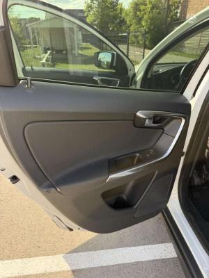 White Volvo XC60 2012 in Siauliai, with an engine capacity of 2.40 L and mileage of 254 thousand km for 9300 €, photo 16 on AUTOMOTO.COM.LV