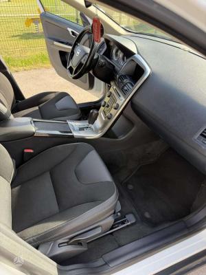 White Volvo XC60 2012 in Siauliai, with an engine capacity of 2.40 L and mileage of 254 thousand km for 9300 €, photo 17 on AUTOMOTO.COM.LV