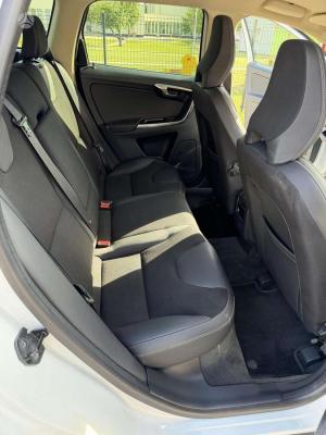 White Volvo XC60 2012 in Siauliai, with an engine capacity of 2.40 L and mileage of 254 thousand km for 9300 €, photo 18 on AUTOMOTO.COM.LV