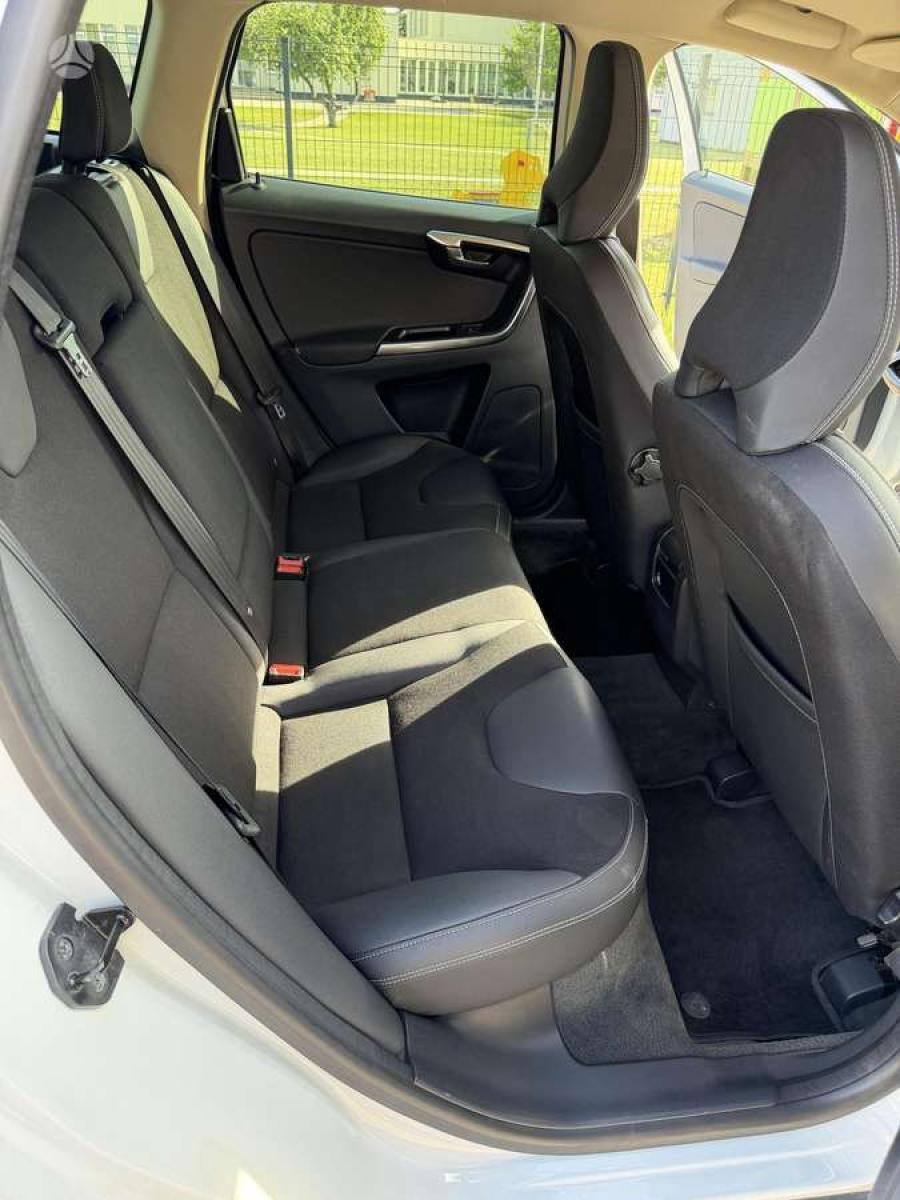 White Volvo XC60 2012 in Siauliai, with an engine capacity of 2.40 L and mileage of 254 thousand km for 9300 €, photo 18 on AUTOMOTO.COM.LV