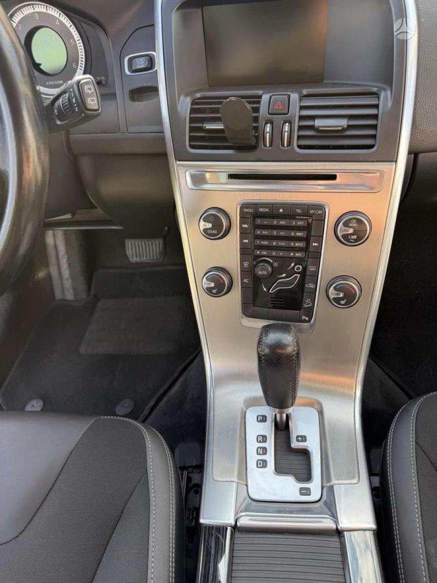 White Volvo XC60 2012 in Siauliai, with an engine capacity of 2.40 L and mileage of 254 thousand km for 9300 €, photo 19 on AUTOMOTO.COM.LV