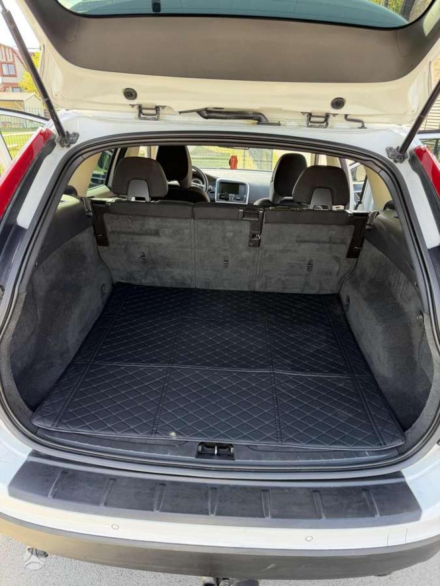 White Volvo XC60 2012 in Siauliai, with an engine capacity of 2.40 L and mileage of 254 thousand km for 9300 €, photo 20 on AUTOMOTO.COM.LV