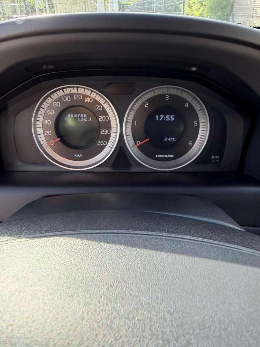 White Volvo XC60 2012 in Siauliai, with an engine capacity of 2.40 L and mileage of 254 thousand km for 9300 €, photo 21 on AUTOMOTO.COM.LV