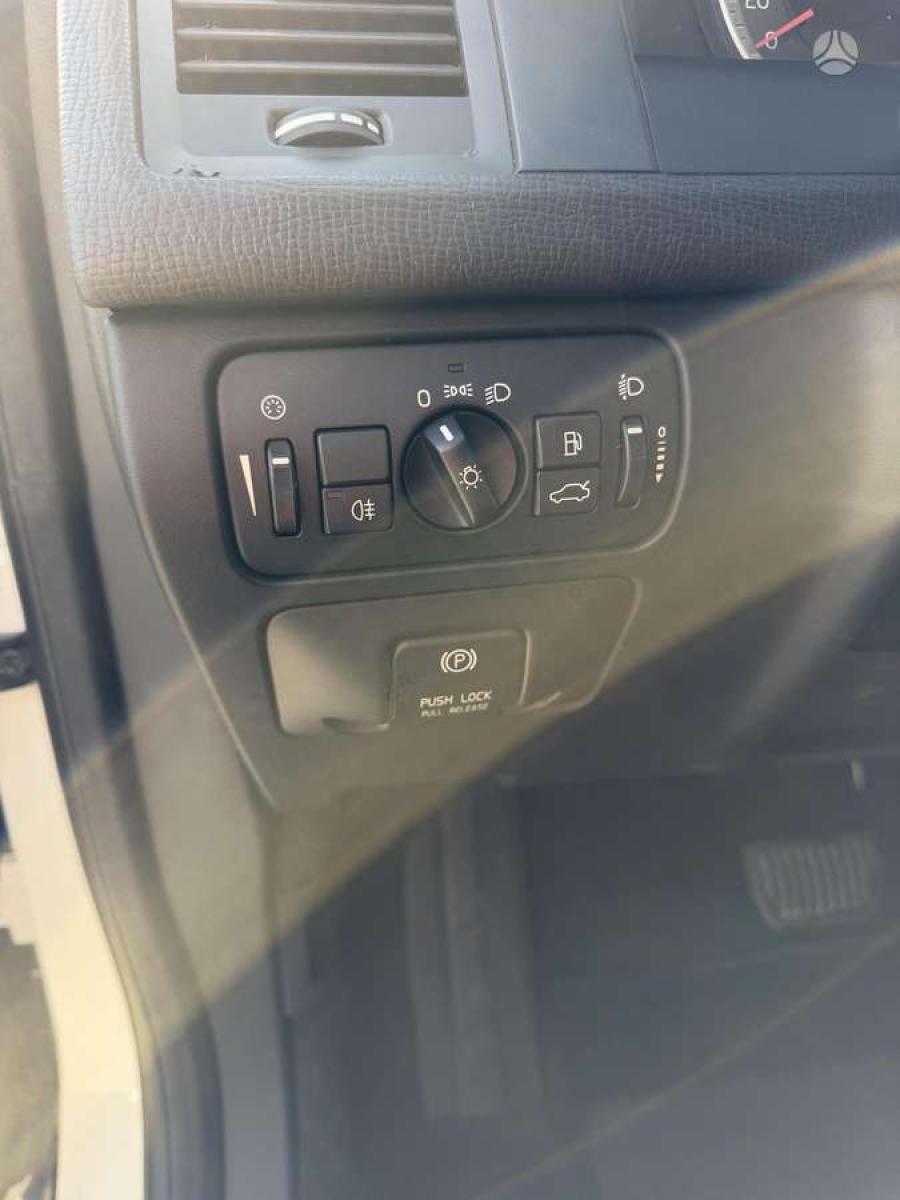 White Volvo XC60 2012 in Siauliai, with an engine capacity of 2.40 L and mileage of 254 thousand km for 9300 €, photo 22 on AUTOMOTO.COM.LV