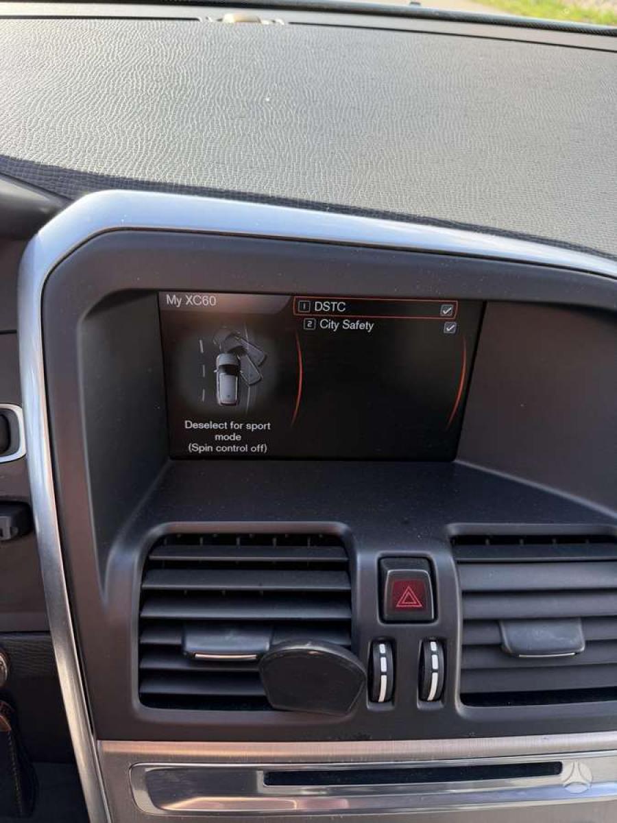 White Volvo XC60 2012 in Siauliai, with an engine capacity of 2.40 L and mileage of 254 thousand km for 9300 €, photo 23 on AUTOMOTO.COM.LV
