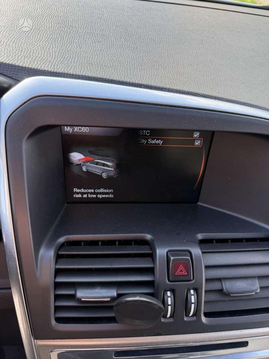 White Volvo XC60 2012 in Siauliai, with an engine capacity of 2.40 L and mileage of 254 thousand km for 9300 €, photo 24 on AUTOMOTO.COM.LV